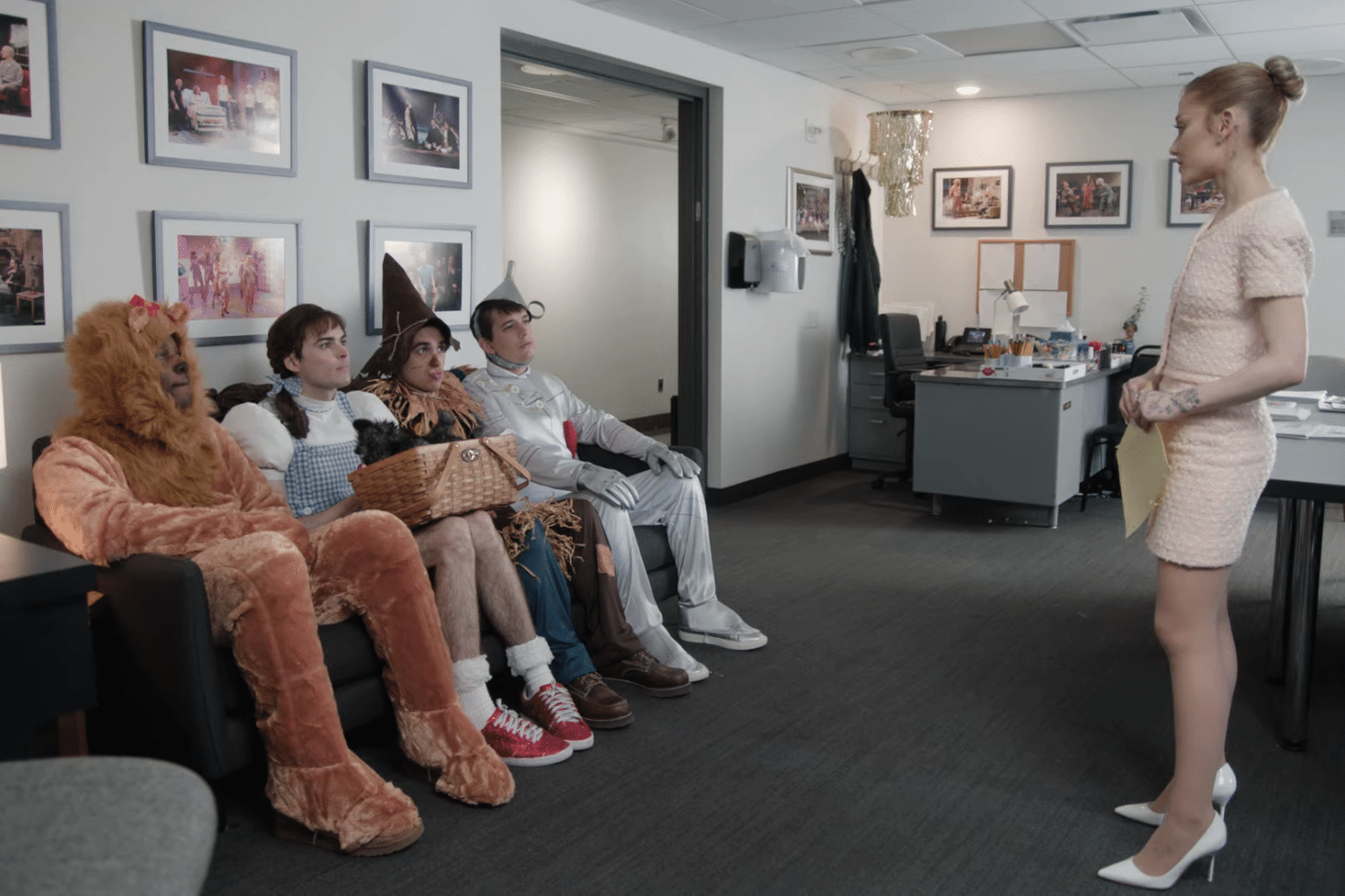 Ariana Grande Throws SNL Cast for a 'Wicked' Loop in New Promo ...